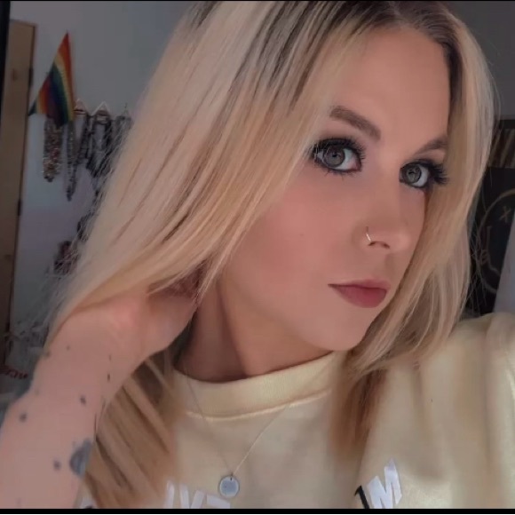 Lexi's Closet (@lexi_lily) | Poshmark